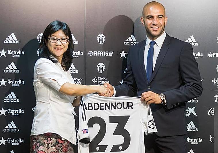 La extravagante nueva vida de Abdennour, el defensa que llegó a Valencia en el avión privado de ...